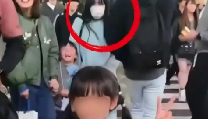 日本男子30秒连撞4人