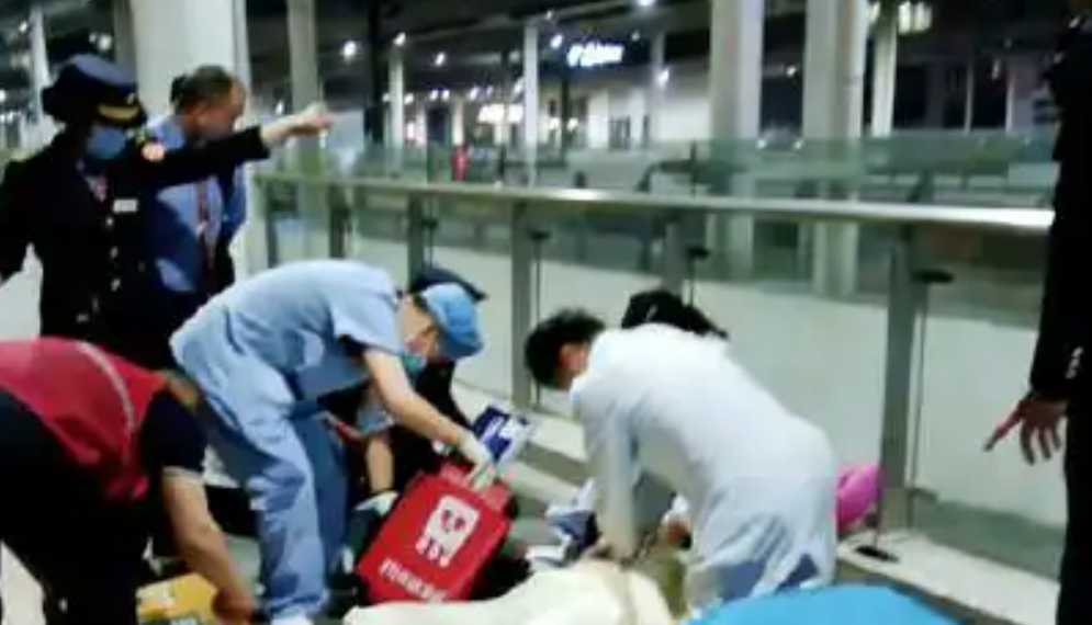 坐硬座返校心脏骤停